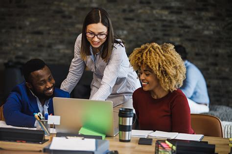 노트북에서 프로젝트 데이터를 분석하는 세 명의 다양한 비즈니스 동료 20 24세에 대한 스톡 사진 및 기타 이미지 20 24세 25 29세 30 34세 Istock