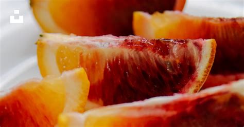 흰색 세라믹 접시에 얇게 썬 오렌지 과일 사진 Unsplash의 무료 블러드 오렌지 이미지