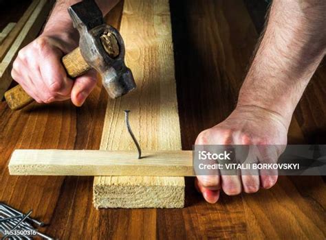망치로 강한 타격을 가한 후 손톱이 구부러졌습니다 목수 손 클로즈업 목공 작업장의 작업 환경 개선에 대한 스톡 사진 및 기타 이미지 Istock