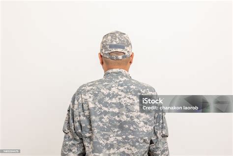 스튜디오에 서 있는 아시아 남자 특수부대 병사의 뒷모습 사령관 육군 군인 흰색 배경에 서 있는 제복을 입은 국가의 군사 수비수 30 39세에 대한 스톡 사진 및 기타 이미지