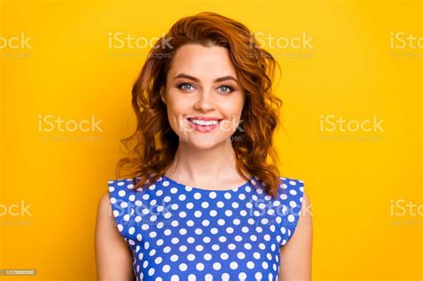 그녀의 클로즈업 초상화 그녀의 좋은 매력적인 사랑스러운 사랑스러운 승리 콘텐츠 쾌활한 쾌활한 물결 모양의 머리 소녀 는 밝은 선명한 빛 선명한 노란색 색상 배경 위에 고립