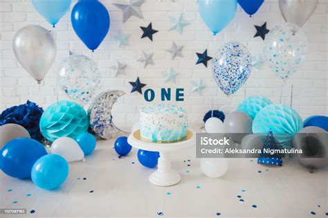 종이 별 풍선 종이 넓어짐 사진 영역 공 치 어 리딩 색종이 크림 케이크 종이 생일 케이크입니다 케이크 스 매쉬 1 년입니다 0명에 대한 스톡 사진 및 기타 이미지 Istock