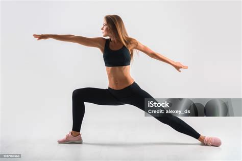 그녀의 다리 근육을 스트레칭 하는 스포츠 의류에 여자입니다 스튜디오 촬영 스트레칭에 대한 스톡 사진 및 기타 이미지 스트레칭 운동 흰색 배경 Istock