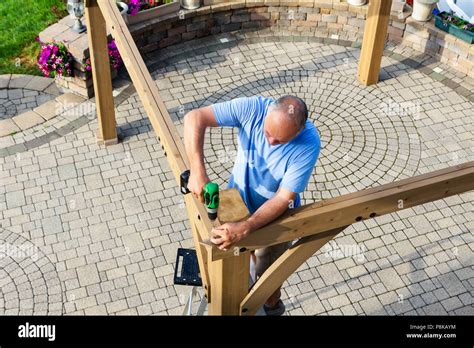 Installing Beams Hi Res Stock Photography And Images Alamy