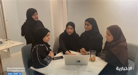 في صفوى فتيات يعملن على تطبيق إلكتروني يقدم خدمات متنوعة لكبار السن