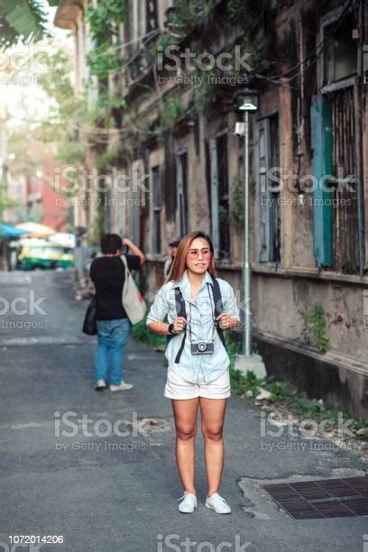 소프트 청바지 셔츠를 입고 아시아 여자 여행자는 들고 배낭과 긴장 감정 라이프 스타일 여행 순간 그녀 너무 행복 하 고 미소와 함께 산책에 방콕 태국에서 여행에 대 한 필름