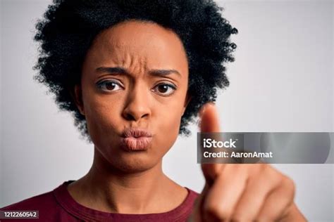 젊은 아름다운 아프리카 계 미국인 Afro 여자 곱슬 머리 카메라와 당신에 게 손가락으로 가리키는 흰색 배경 위에 서 손 기호