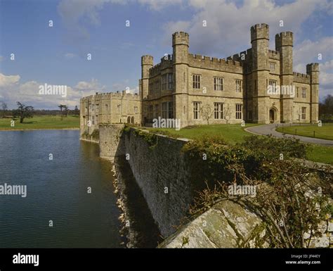 The Loveliest Castle In The World Fotos Und Bildmaterial In Hoher
