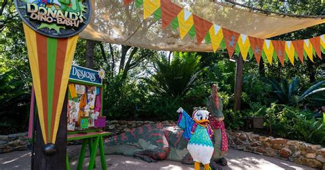 Donald And Daisy At Dino Bash September 2022 Photo 6 Of 8