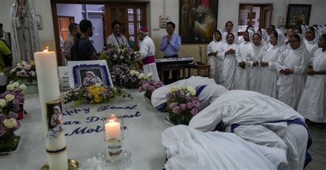 테레사 수녀 무덤에서 기도하는 사랑의 선교회 수녀들