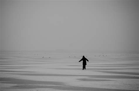 Musim Dingin Di Danau Seluncur Es Danau Beku Siluet Seorang Pria Ice Skating Di Danau Beku Hitam