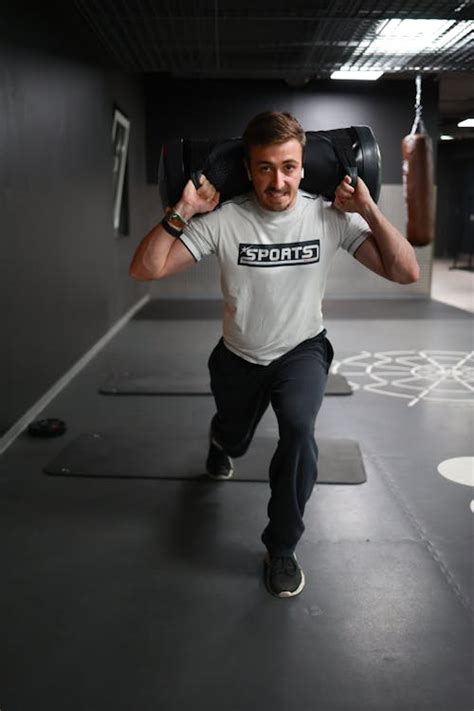 물병 방 수직 쐈어 스포츠 스포츠 의류 요가 매트 운동 운동복 육상 선수 체육관 피트니스 현대적인 인테리어 훈련에 관한 무료 스톡 사진