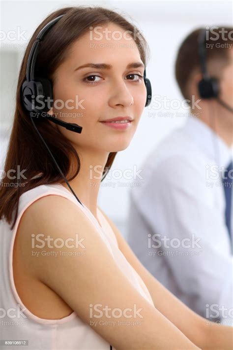 센터 운영자를 호출 합니다 헤드셋에서 젊은 아름 다운 비즈니스 여자에 초점 It 지원에 대한 스톡 사진 및 기타 이미지 It