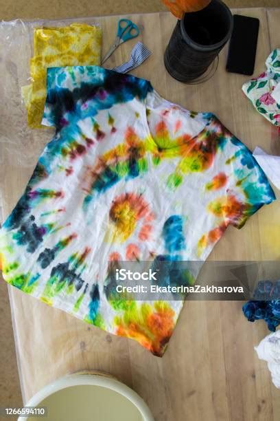 Foto Pewarnaan Kain Dengan Tangan Foto Stok Unduh Gambar Sekarang