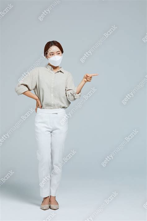 마스크 방호용품 코로나바이러스 바이러스 코로나19 코로나바이러스 사회적거리두기 사회이슈 감기예방마스크 마스크 포인팅 손짓 이미지