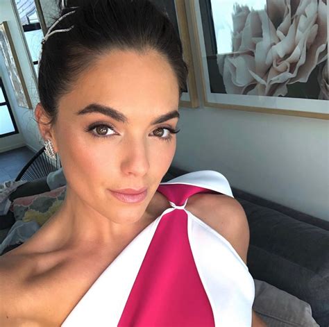 Olympia Valance Compare La Altura Peso Parámetros Del Cuerpo Con Otras Celebridades Stellameus