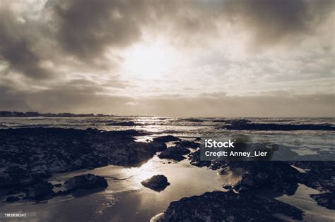 구름과 검은 용암 바위와 함께 제주도의 바다 위의 아름다운 일몰 0명에 대한 스톡 사진 및 기타 이미지 0명 검은색 경관 Istock