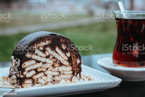 전통 터키 차와 모자이크 케이크 모자이크 케이크와 차 카페에서 간식 싱글 티와 디저트 서비스 0명에 대한 스톡 사진 및 기타 이미지 Istock