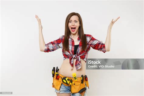 격자 무늬 최고 셔츠 데님 반바지 키트 도구에서에서 강한 화가 핸디 여자 벨트 흰색 배경에 고립 된 다양 한 유용한 악기의 전체