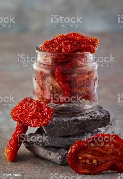 발효 채식 통조림 식품 개념 유리 항아리에 절인 말린 토마토 통조림 식품의 개념 건강한 생활방식에 대한 스톡 사진 및 기타 이미지 건강한 생활방식 건강한 식생활