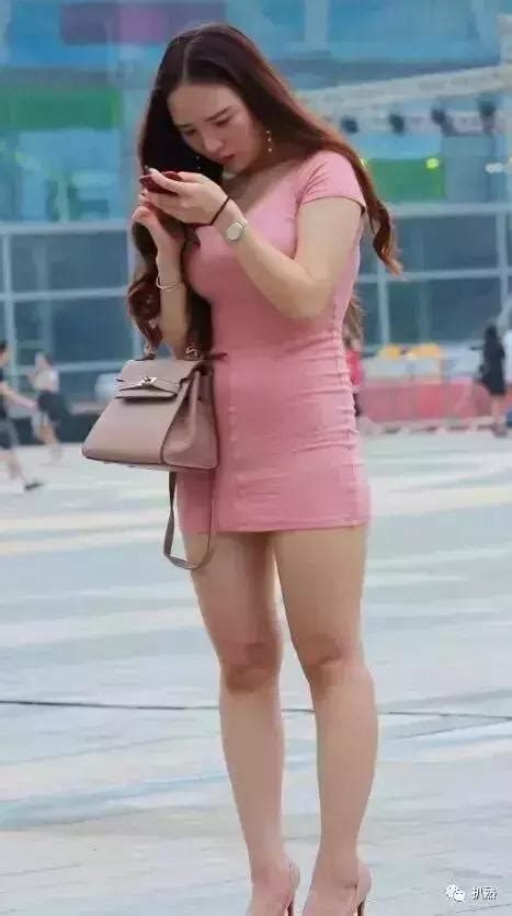 街拍户外的粉裙小姐姐网友穿出了某宝卖家秀感觉