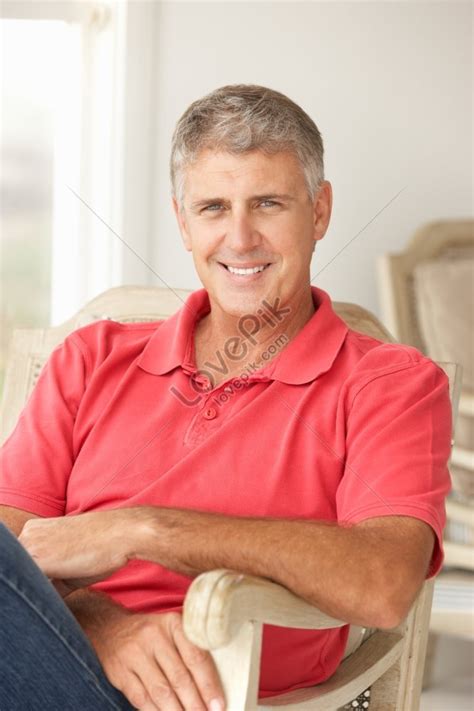 집에 있는 중년 남자 사진 무료 다운로드 Lovepik
