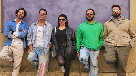 Housefull 5: Akshay Kumar poses in full swag with Jacqueline Fernandez ...