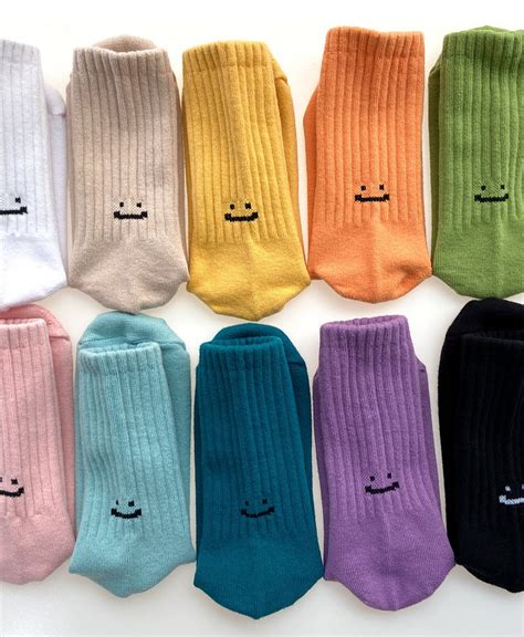 🍀1 1 1🍀데일리 여성 양말 국산 무지 골지 중목 긴 학생 흰 검정 삭스 빅스마일 10color 에이블리