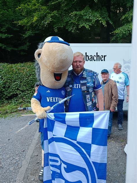 Schalke Maskottchen „erwin“ überrascht Geburtstagskind