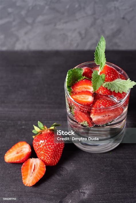 나무 검은 테이블 배경에 반짝이는 안경에 딸기와 민트가 주입 된 물을 복사하십시오 추운 여름 음료 미네랄 워터 0명에 대한 스톡 사진 및 기타 이미지 Istock