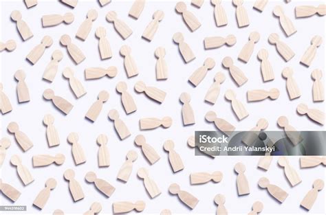 흰색 배경에서 사람들의 숫자는 나무입니다 사회 집단의 개념 회사 가족 이웃 군중 집회의 회의에 사람들이 통계 데이터입니다 노동자 직원 시민입니다 공동체에 대한 스톡 사진 및