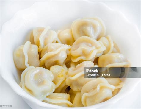 식욕을 돋우는 만두 바레니키 라비올리 모모 클로즈업 러시아 이탈리아 아시아의 전통 요리 채우기와 삶은 반죽 고기 생선 야채와 만두 풍성한 아침 식사 점심 식사 저녁 식사 0