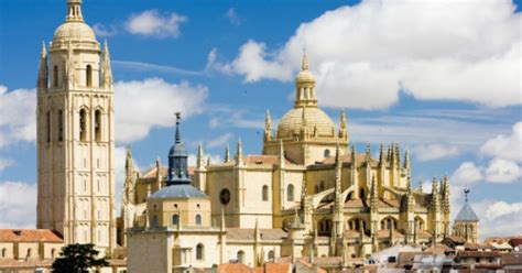 월트 디즈니 동화 속 성의 모티브 세고비아 알카사르