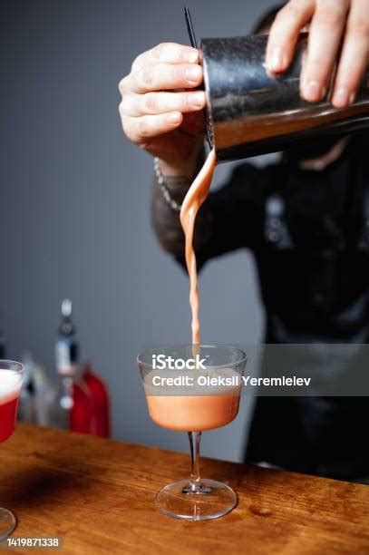 혼합 칵테일 파티 스무디 및 냉동 여름 음료 컨셉으로 딸기 모히토 또는 다이키리를 마가리타 안경 딸기 및 라임 바 카운터에 넣어 0명에 대한 스톡 사진 및 기타 이미지