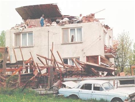 България в снимки от миналото 28 април 1999 г Натовска бомба удря къща в Горна Баня Facebook