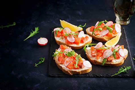 어두운 배경에서 건강한 아침 식사를 위해 소금에 절인 연어샌드위치 생선 메뉴 0명에 대한 스톡 사진 및 기타 이미지 0명 Smorrebrod 건강한 식생활 Istock