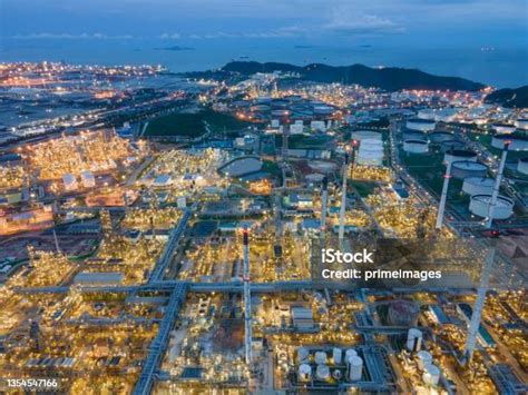 지속 가능한 천연 가스 발전소 및 원유 복합 사이클 발전소와 야간 에 작동하는 산업 구역의 터빈 발전기 연료 저장 탱크에 대한