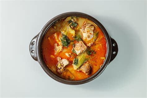우거지갈비탕 한국 양배추 짧은 갈비프 나파 양배추 잎은 천천히 쇠고기 갈비육에 끓여 도엔장 으로 양념 우거지는 나파 양배추 또는 다른 잎이 많은 채소의 녹색 외부 층을 말