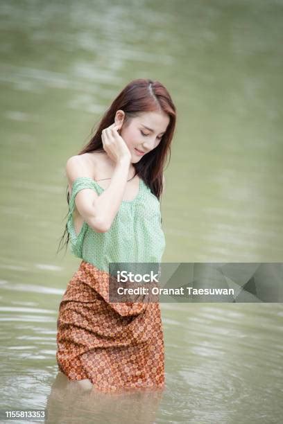 Wanita Cantik Mandi Di Sungai Foto Stok Unduh Gambar Sekarang Air