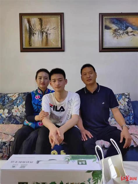 “敬礼娃娃”郎铮被北大录取，父亲：将送他8月19日去报到凤凰网