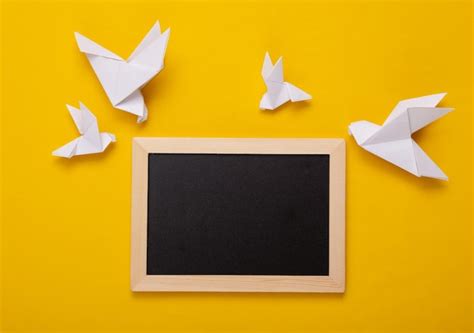 Mini Pizarra Y Palomas De Origami Sobre Fondo Amarillo Pizarra En