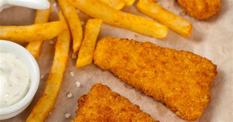 Dobra Hrana Hrskavi Pohani Sir Sa Slasnim Krumpirićima Iz Pećnice Za Brzi Ručak Usred Tjedna