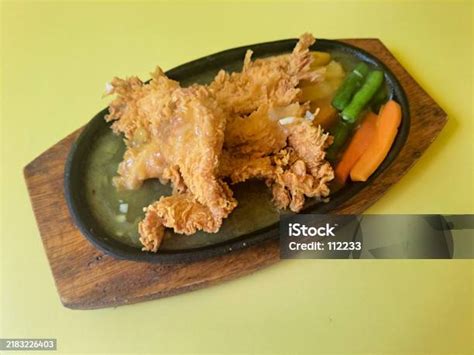 웨지 감자 긴 콩 당근을 곁들인 맛있는 바삭한 치킨 스테이크 음식 메뉴 0명에 대한 스톡 사진 및 기타 이미지 0명 가금류 감자 요리 Istock