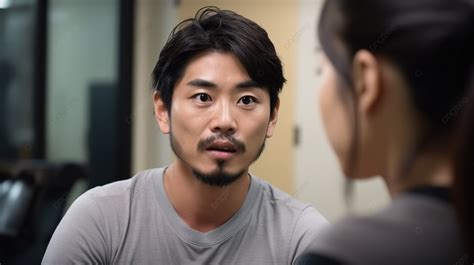 젊은 아시아 남자와 여자 이야기 개인 헬스장에서 미인 강사에게 근육 트레이닝에 대한 설명을 듣는 젊은 남성 회사원 마른 마초 고화질 사진 사진 이마 배경 일러스트 및