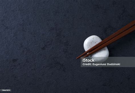나무 젓가락과 젓가락은 어두운 돌 배경에 휴식 상단 보기 공간을 복사합니다 0명에 대한 스톡 사진 및 기타 이미지 0명 검은색 고풍스런 Istock
