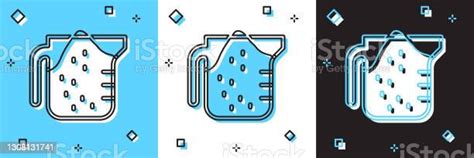 측정 컵을 설정하여 파란색과 흰색 검은 색 배경에 고립 된 건조하고 액체 음식 아이콘을 측정합니다 손잡이가 달린 플라스틱 졸업 비커 벡터 가정 생활에 대한 스톡 벡터 아트