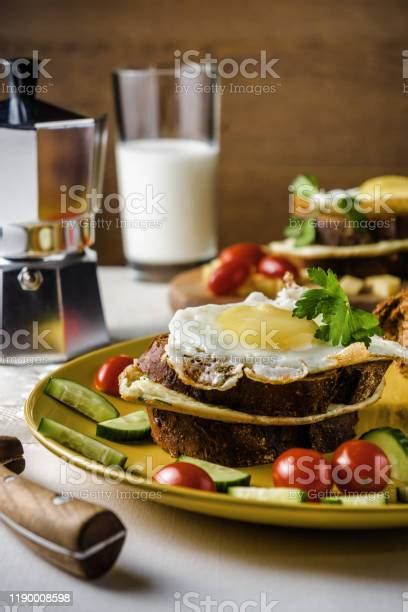 계란 후라이 오이 체리 토마토를 곁들인 샌드위치 요리와 빵과 우유를 린넨 식탁보에 얹어 어둡고 기분 좋은 요리입니다 0명에 대한 스톡 사진 및 기타 이미지 Istock