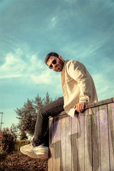 경치 경치가 좋은 나무 테라스 남성 남자 도시의 레저 복장 빈티지 선글라스 셔츠 스타일 시원한 시크한 야외에서 여름 여름 패션 여행 옷차림