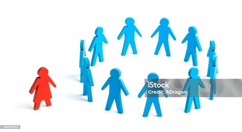 직장과 사회에서 여성의 성차별 회색 배경에 남자와 한 여자와 그림 남녀 차별에 대한 스톡 사진 및 기타 이미지 남녀 차별 남자 비즈니스 Istock