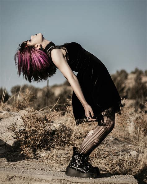 20대 중반 가로 샷 개성 금발 긴 머리 도시의 따뜻한 음색 라이프스타일 매력적인 매우 복잡한 매혹적인 머리카락 흐름 메이크업 명소 부드러운 조명